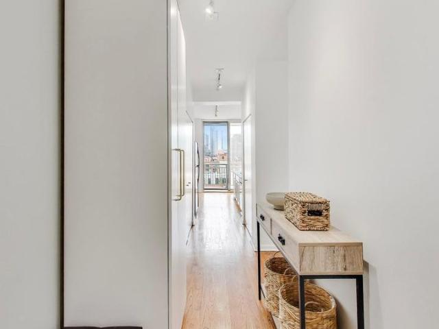 421 W Huron Street # 1006