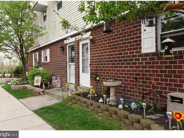 421 Village Ln, Pottstown, PA 19464