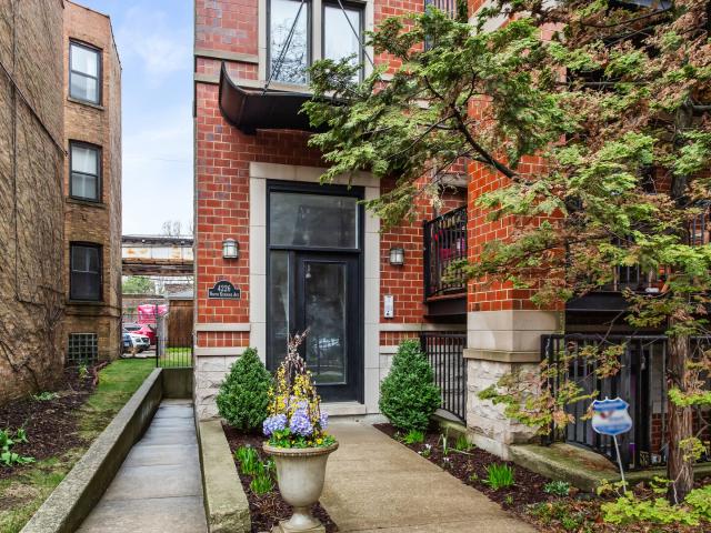 4226 N Kenmore Ave, Unit 3, Chicago, IL 60613 | Compass