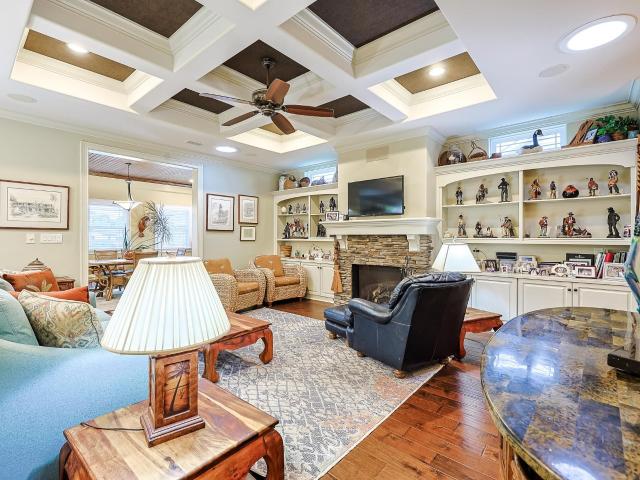 4228 Ravenwood Dr