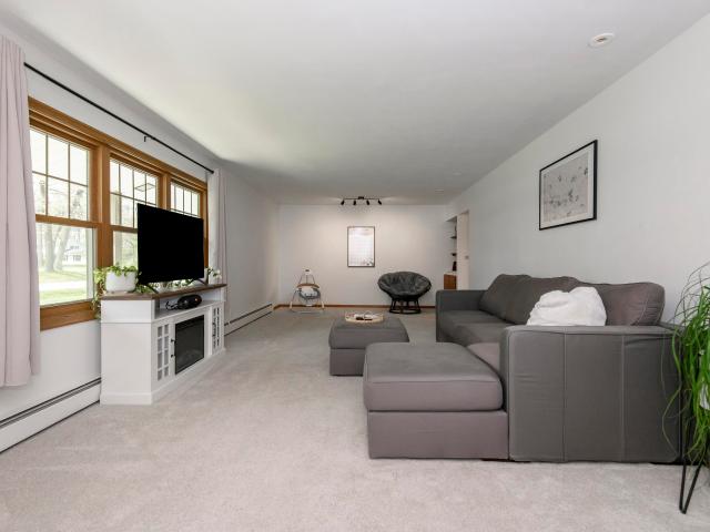 4221 Woodbury Ln