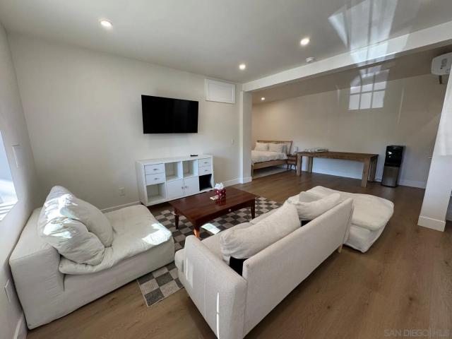 4221 1/2 Vista Way # Studio