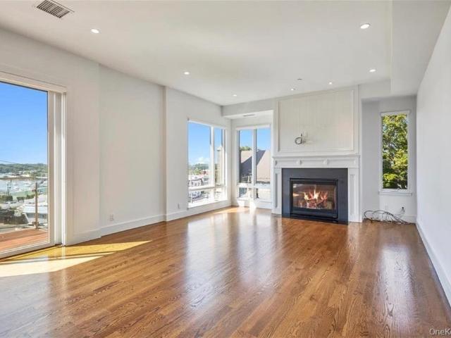 422 E Boston Post Road PH 401