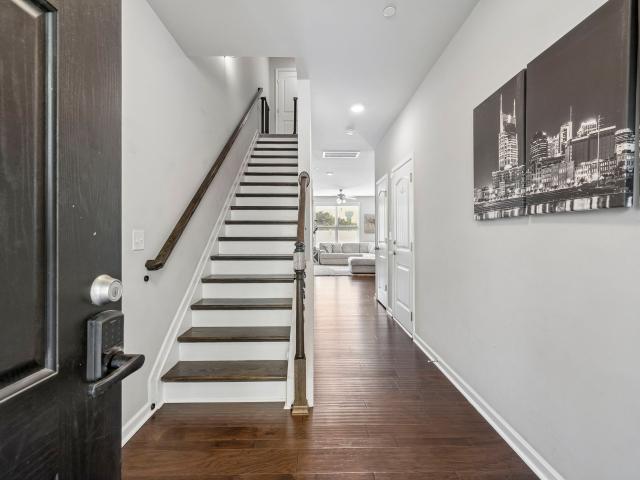 422 Manor Row