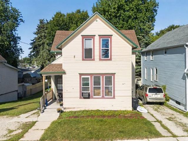 422 N 6th St, Manitowoc, WI 54220