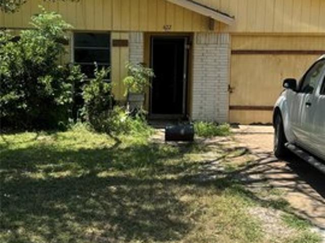 422 N Holiday Dr, Grand Prairie, TX 75052