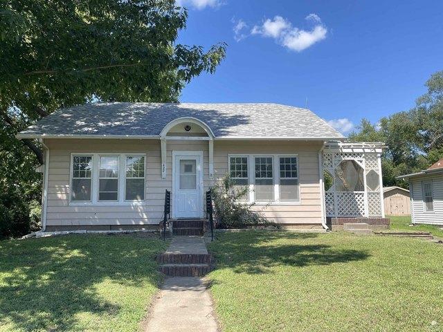 422 W 8th St, Chapman, KS 67431