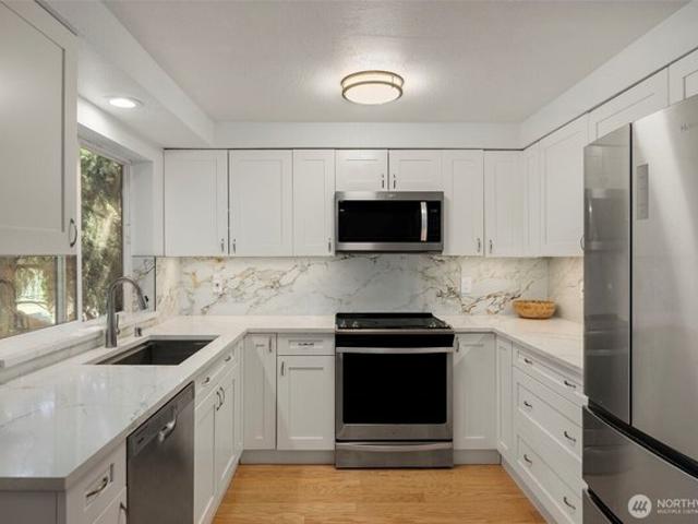 4231 NE 5th St Apt B203, Renton, WA 98059