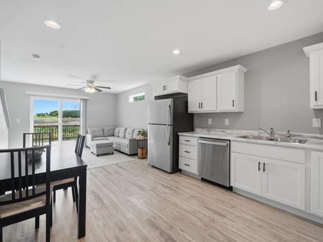 4232 S Mourning Dove Dr, Waterloo, IA 50702