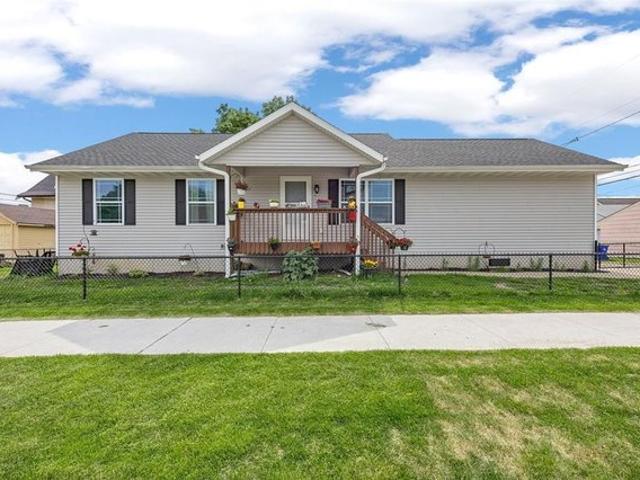 423 10th St NW, Cedar Rapids, IA 52405
