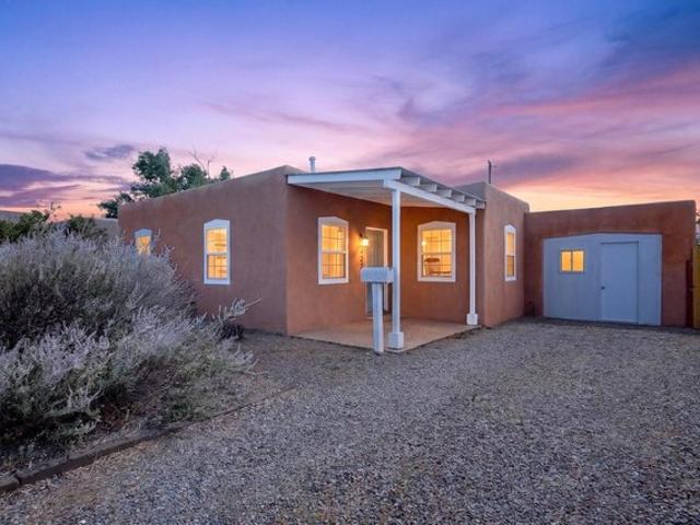 423 Alcazar St NE, Albuquerque, NM 87108