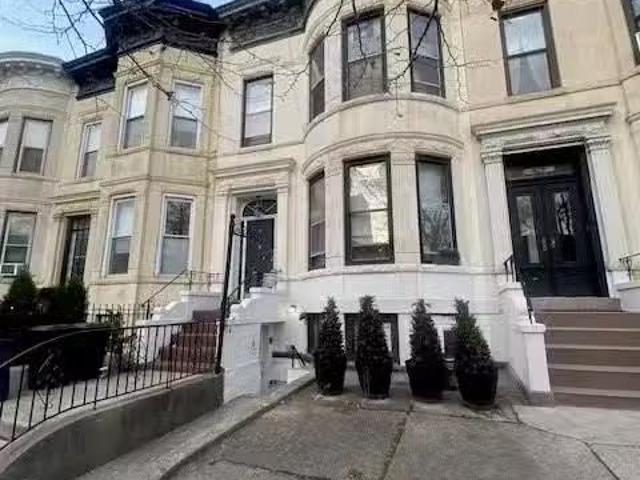 423 Bay Ridge Parkway, Brooklyn, NY 11209