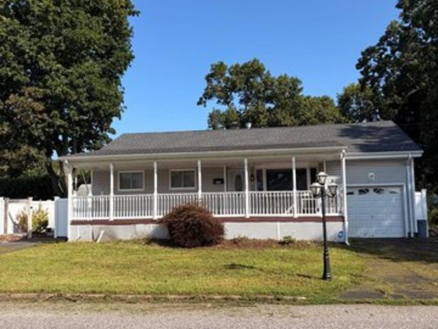 423 Elmwood St, Islip Terrace, NY 11752