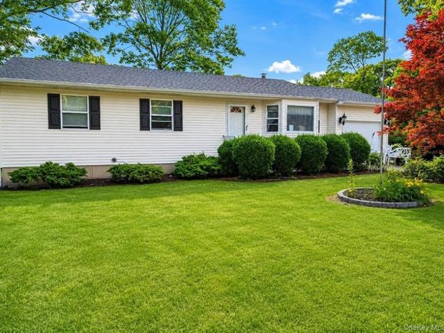 423 Free State Dr, Shirley, NY 11967