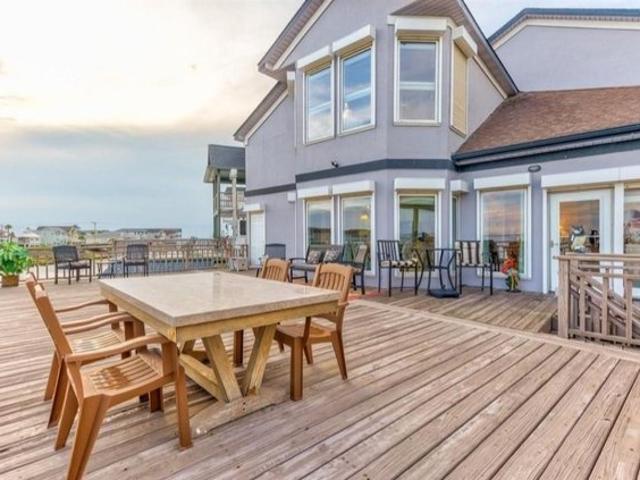423 Hana Dr, Tiki Island, TX 77554