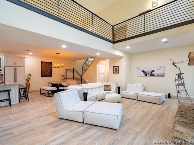 423 Hillside Rd, Lake Ozark, MO 65049