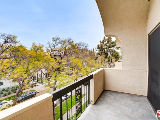 423 N Palm Dr, Unit 301, Beverly Hills, CA 90210 | MLS #26664 | Compass