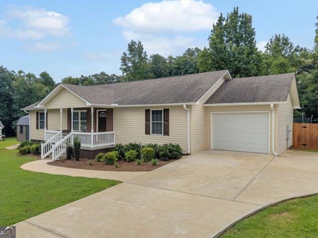 423 N Point Cir, Hartwell, GA 30643