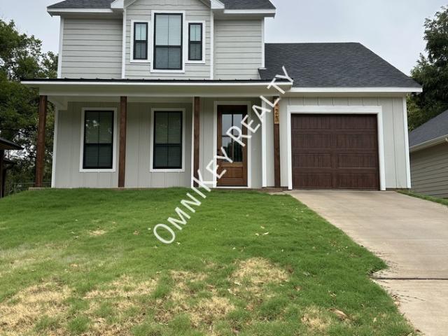 423 W Monterey St, 3 beds, 2 full and 1 half baths