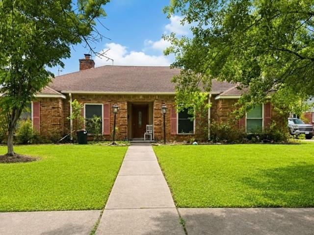 423 Woodvine Dr, El Lago, TX 77586