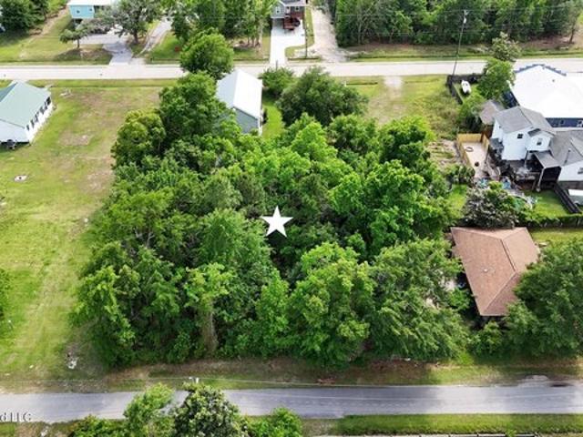 423 Water St, Waveland, MS 39576