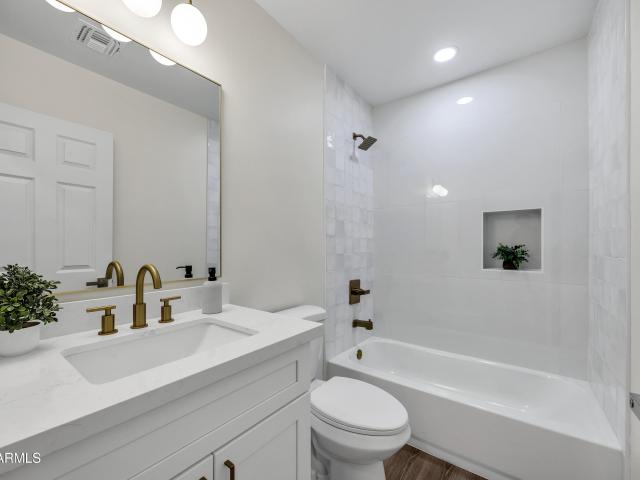 4246 N 10TH Place