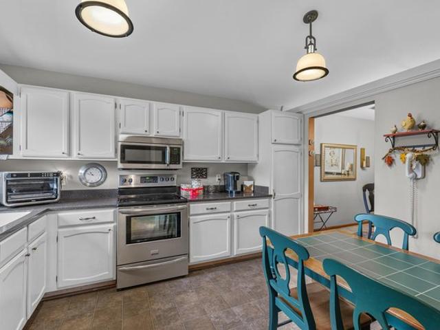 4242 Ridgewood Ln Unit 4242, Greenfield, WI 53221