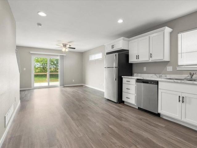 4242 S Mourning Dove Dr, Waterloo, IA 50702