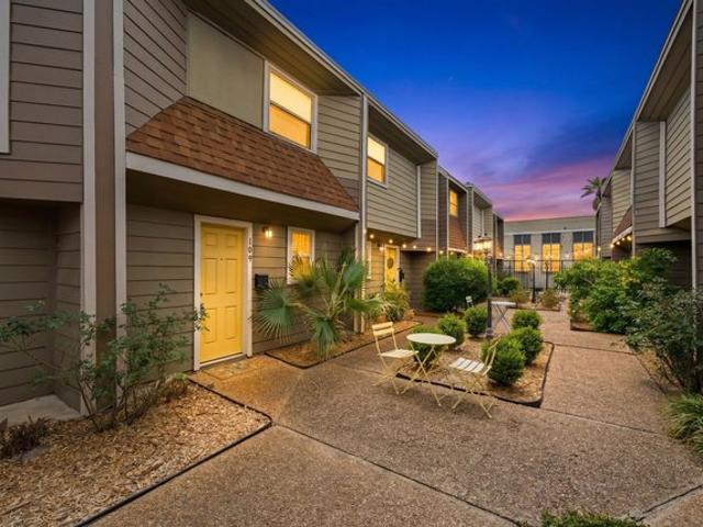 424 15th St Apt 109, Galveston, TX 77550