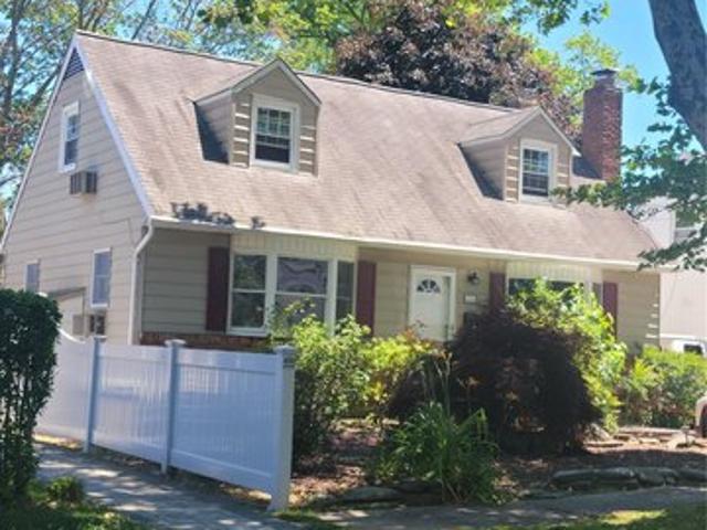 424 6th St, East Northport, NY 11731