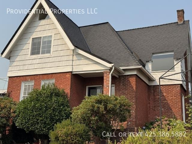 424 8th Ave W, 4 beds, 2 full baths