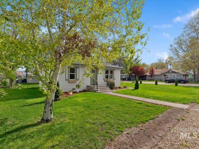 424 8th St N