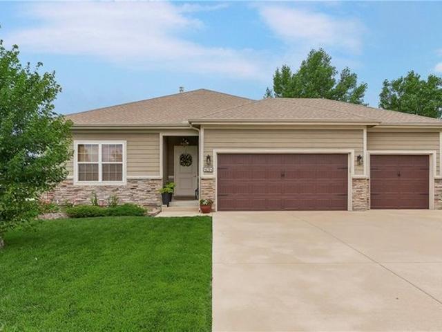 424 E Pawnee Ln, Gardner, KS 66030