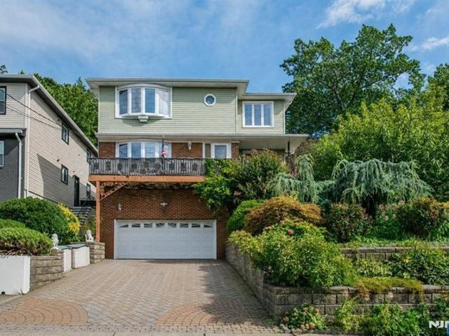 424 Oak St, Ridgefield, NJ 07657
