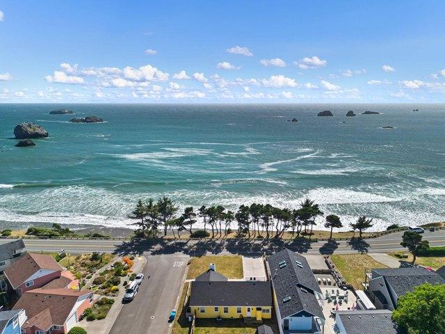 424 N Pebble Beach Dr, Crescent City, CA 95531