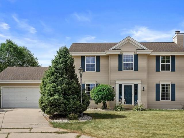 424 North Shore Ct, Pewaukee, WI 53072