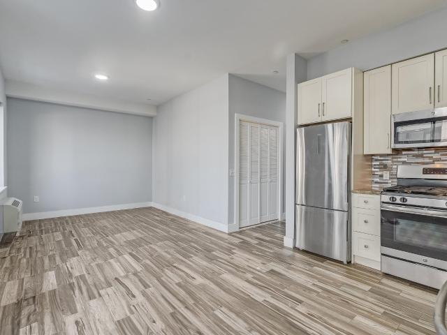 424 Whiton St # 301