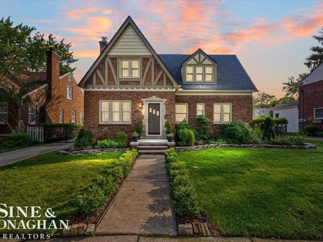 424 Touraine Rd, Grosse Pointe, MI 48236