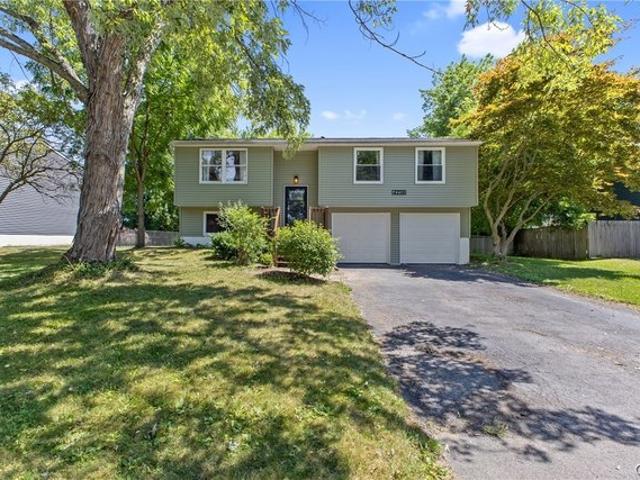 4258 Amblewood Ln, Clay, NY 13041