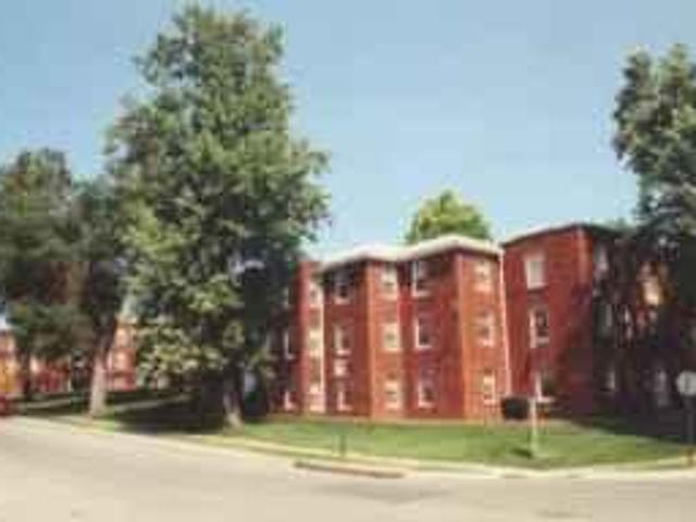 $425 / 1br $1,500,000 RENOVATION = GREAT LIVING W/ LOTS of PARKING & GREEN SPACE midtown/downtown map