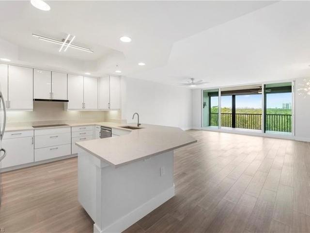 425 Cove Tower Dr Apt 403, Naples, FL 34110