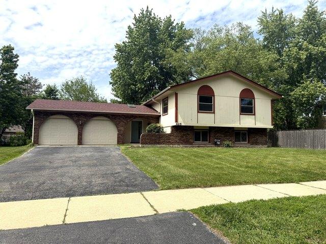 425 Carriage Hill Rd, Naperville, IL 60565