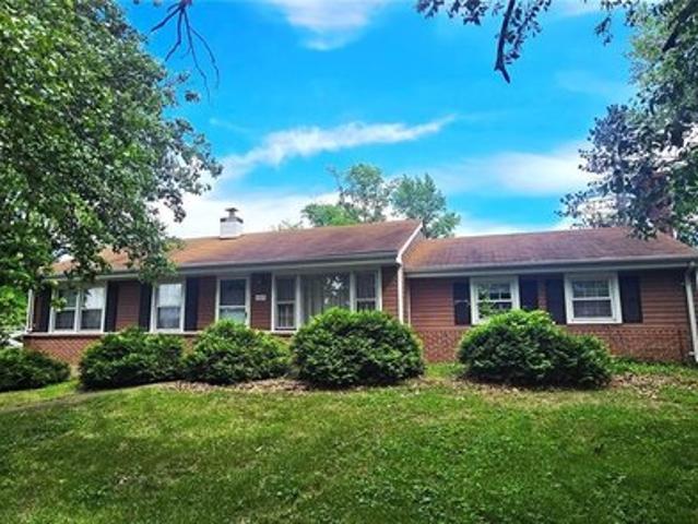 425 Bush Dr, Ballwin, MO 63021