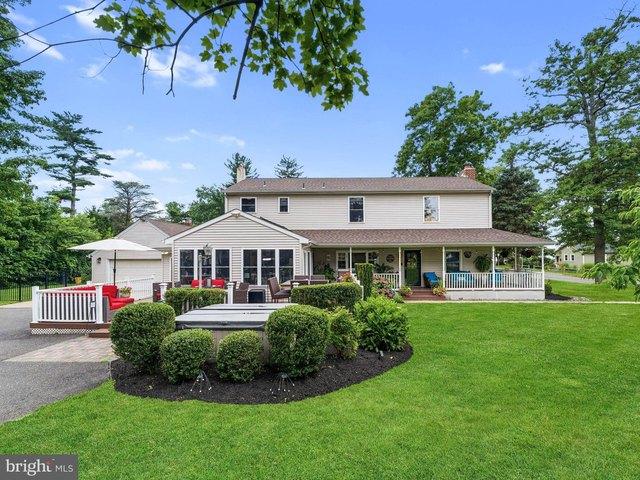 425 Delaware Ave, Delanco, NJ 08075