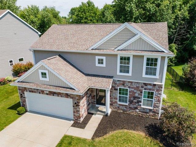 425 Knollwood Dr, Brandon, MI 48462