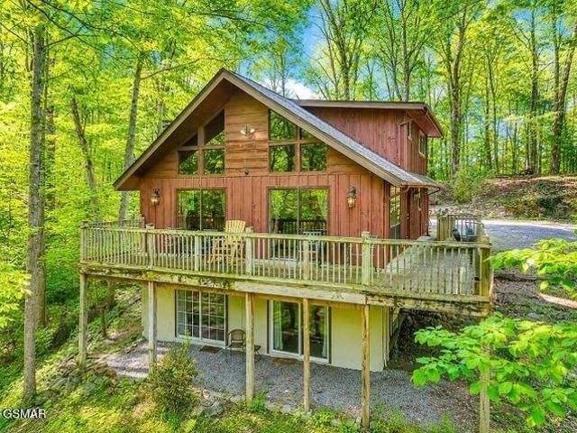 425 Hemlock Ln, Sevierville, TN 37876