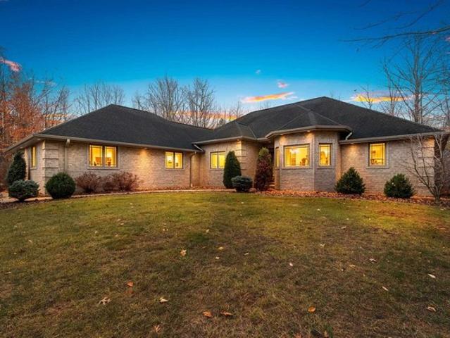 425 Hill Haven Ct, Little Suamico, WI 54141