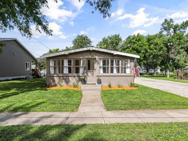 425 N 9th St, Adel, IA 50003