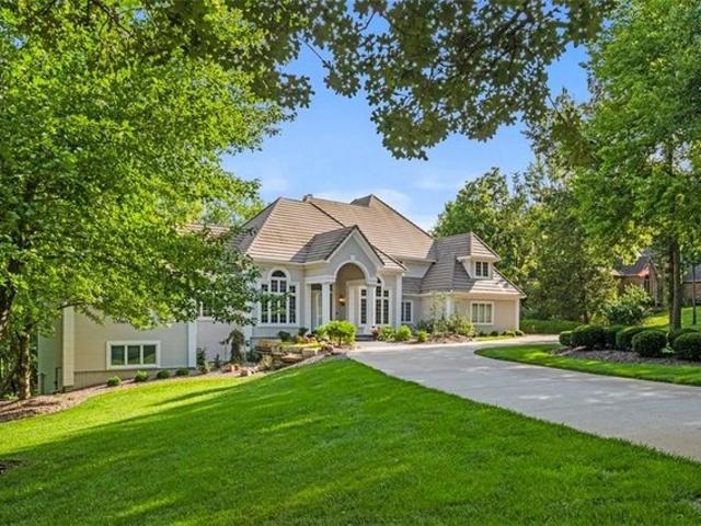 425 NE Saint Andrews Cir, Lee's Summit, MO 64064
