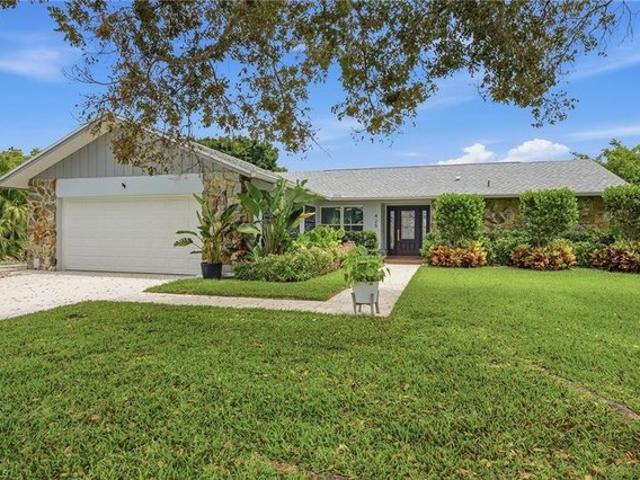 425 Pine Lake Dr, Naples, FL 34112